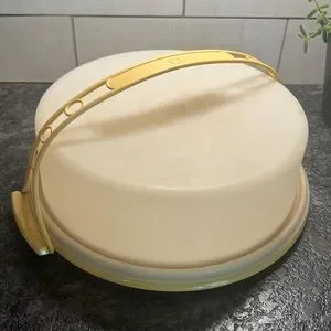 Tupperware | Kitchen | Vintage Tupperware Pie Keeper With Handle This ...